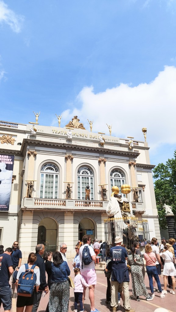 Figueres, Spain – 𝐏𝐥𝐚𝐧𝐭-𝐁𝐚𝐬𝐞𝐝 𝐚𝐧𝐝 𝐖𝐞𝐥𝐥 𝐓𝐫𝐚𝐯𝐞𝐥𝐞𝐝